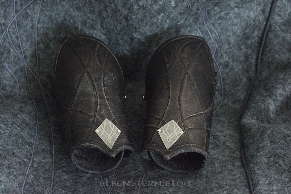 Elven leather bracers with silver rank insignia – Eldalagren